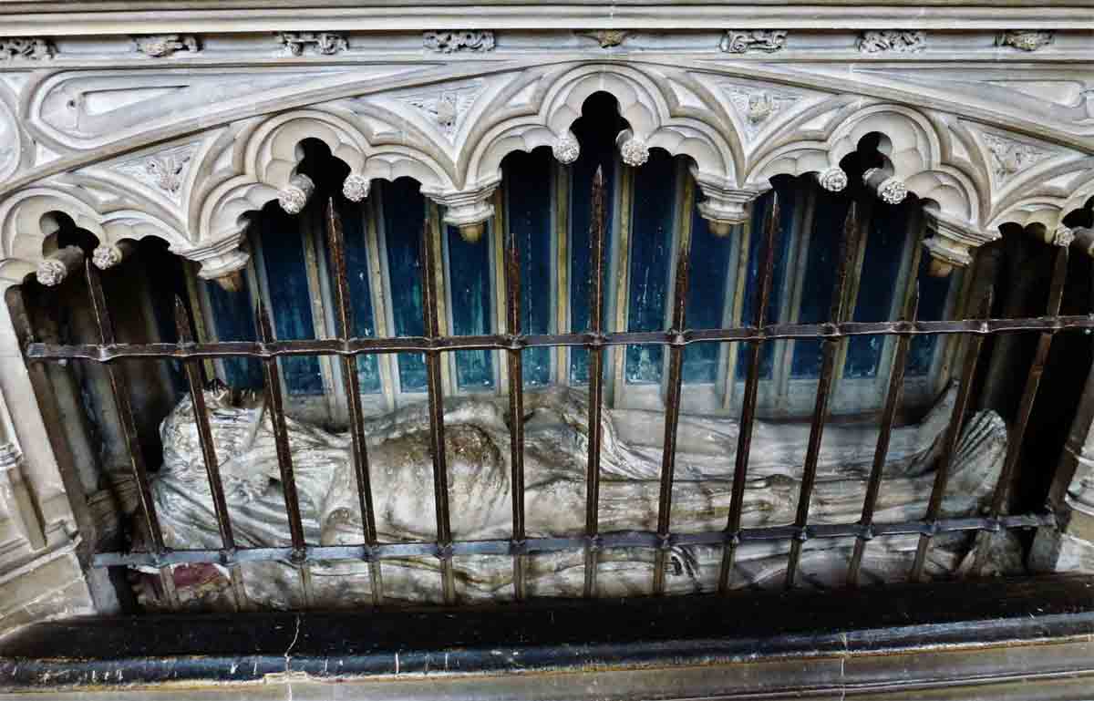 10 Bizarre And Unusual English Graves | Spooky Isles